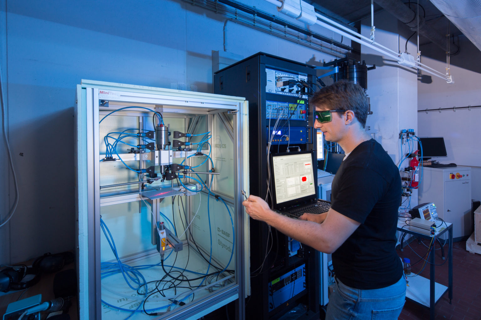 Ultrasonic fatigue system Ultrafast-WKK - Institute for General ...