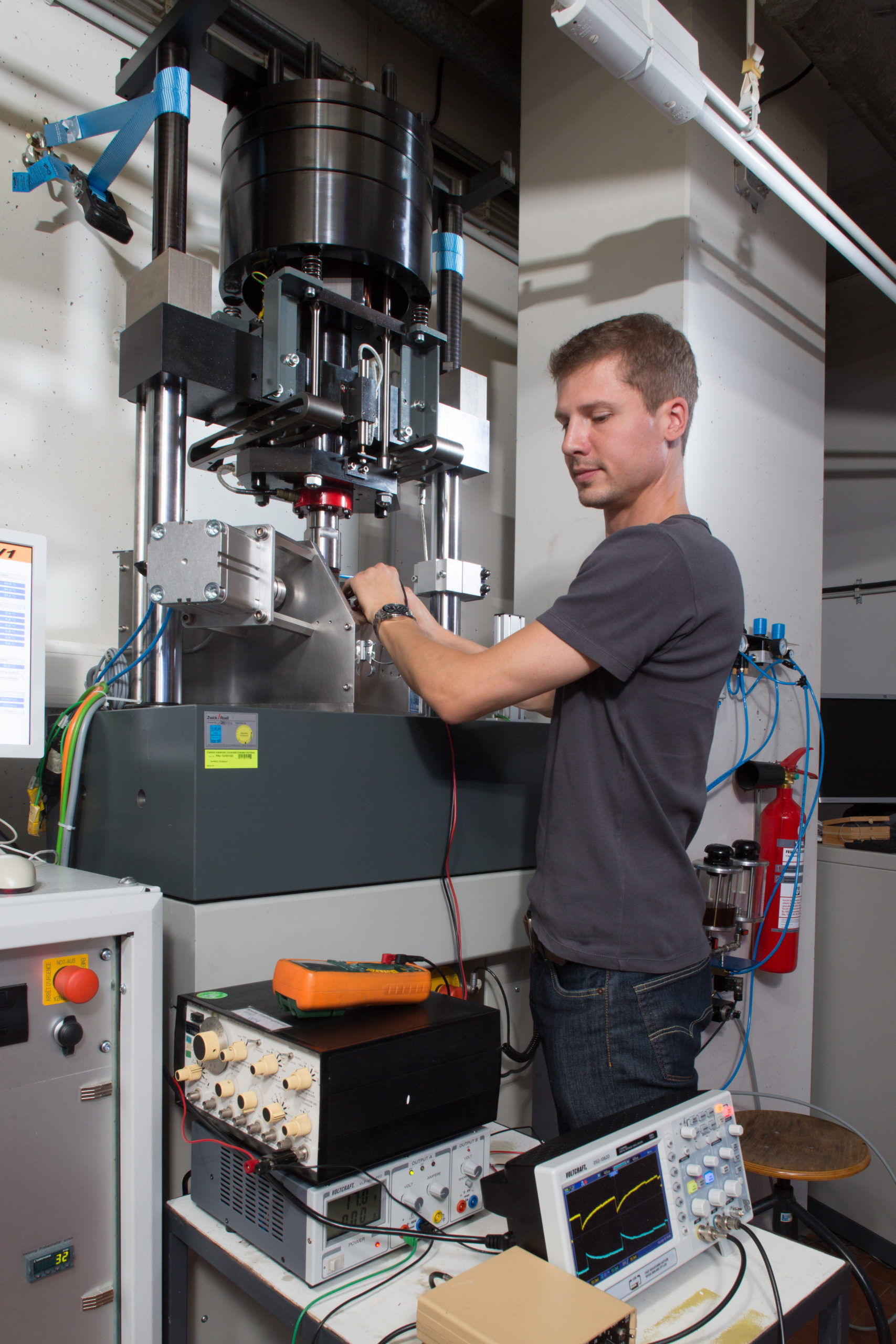 High-frequency pulsator - Zwick Roell - Institute for General Materials ...