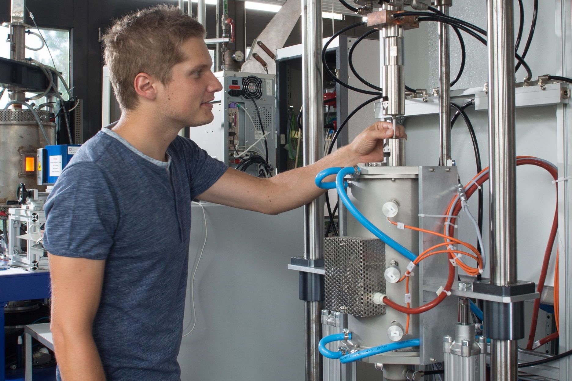 Pneumatic mechanic creep machines - Institute for General Materials ...