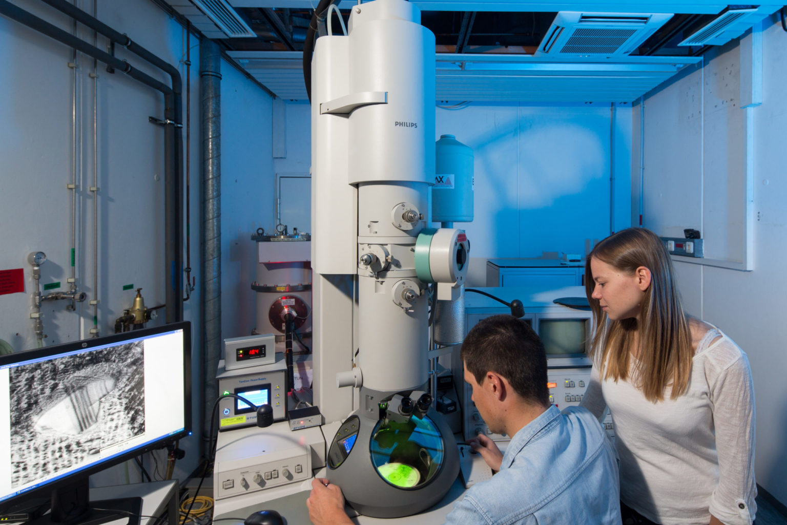 Transmission electron microscope - Philips CM200 - Institute for ...