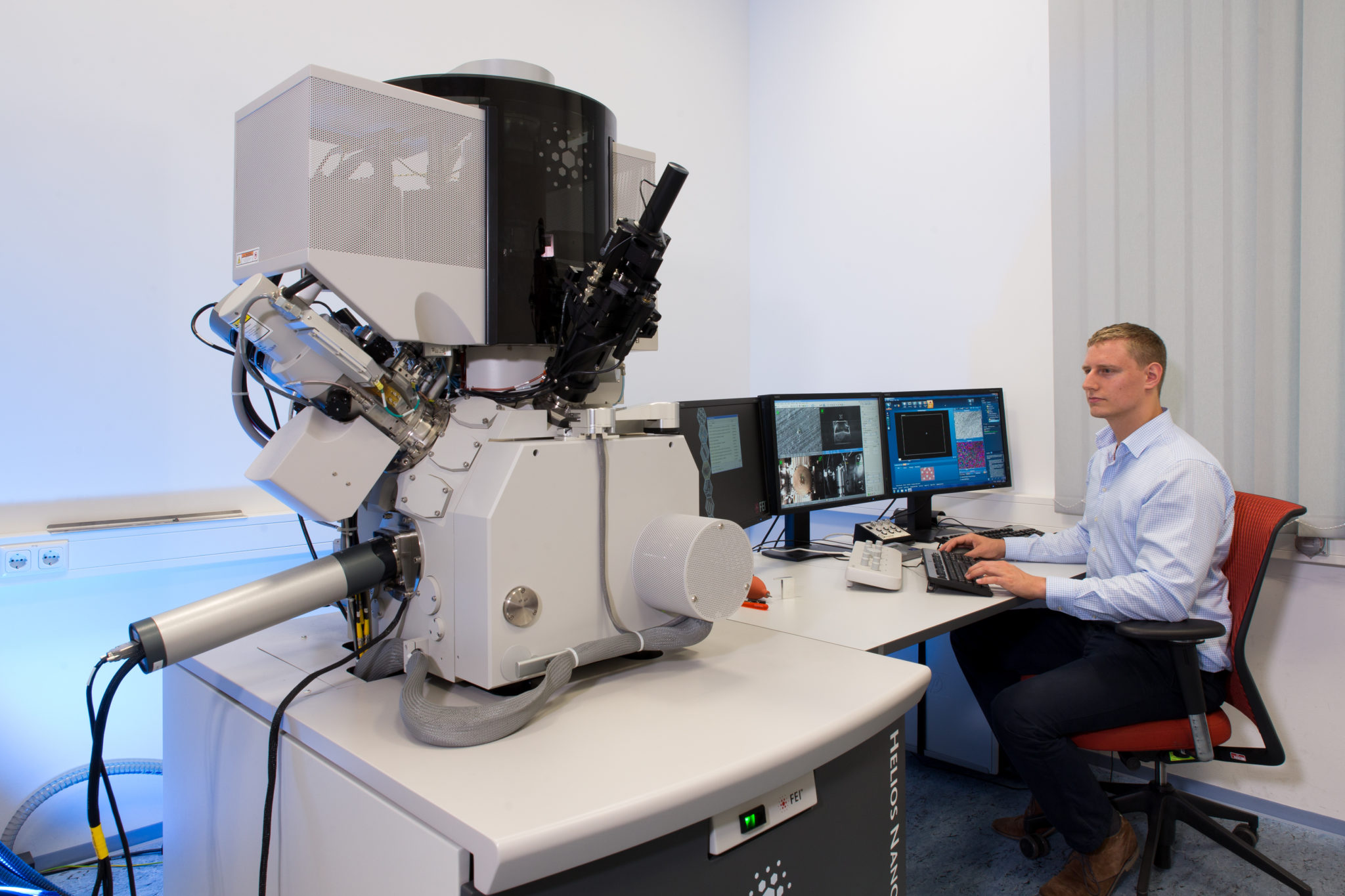 Scanning electron microscope with FIB- FEI Helios NanoLab 600i DualBeam ...